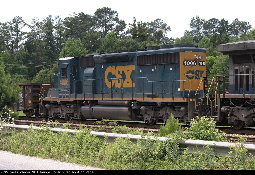CSX 4006 waits for green